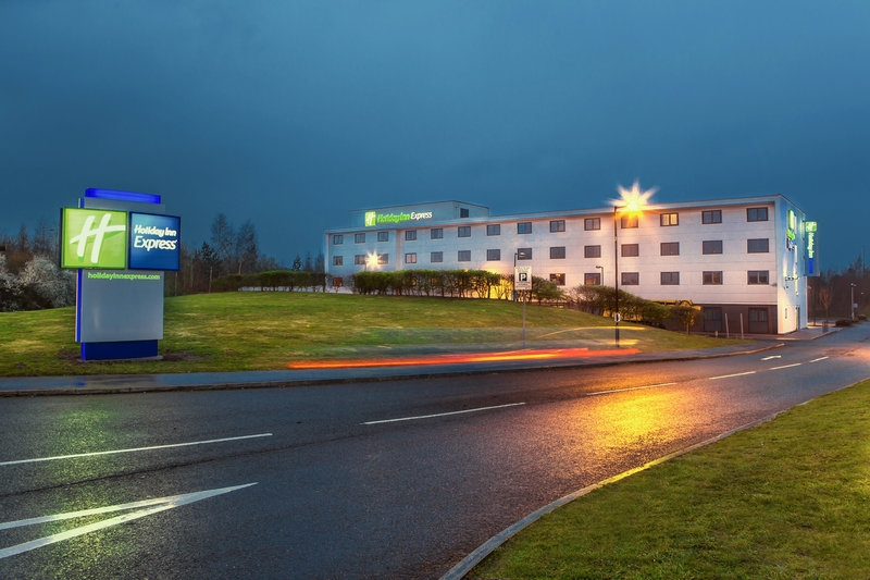 Holiday Inn Express | Popular Airport Hotel with Parking at Jetparks ...